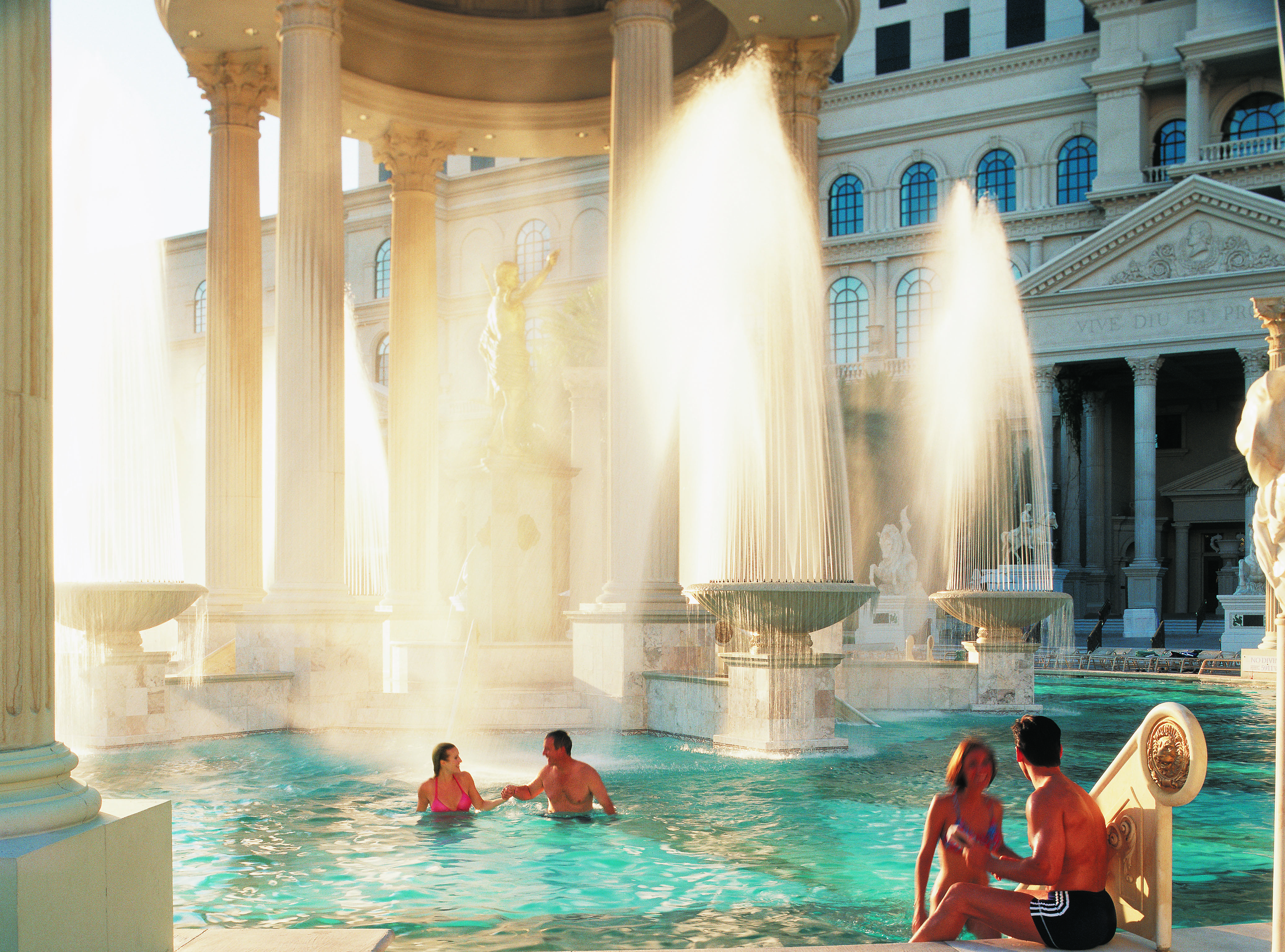 CLV PoolTemple Couples 4c.tif | Your USA City Guide